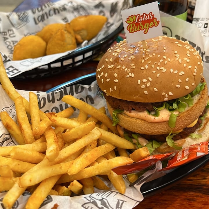 Lotus Burger Vegetariano / Vegano Alto, Brazil Ôm Burguer Review | abillion