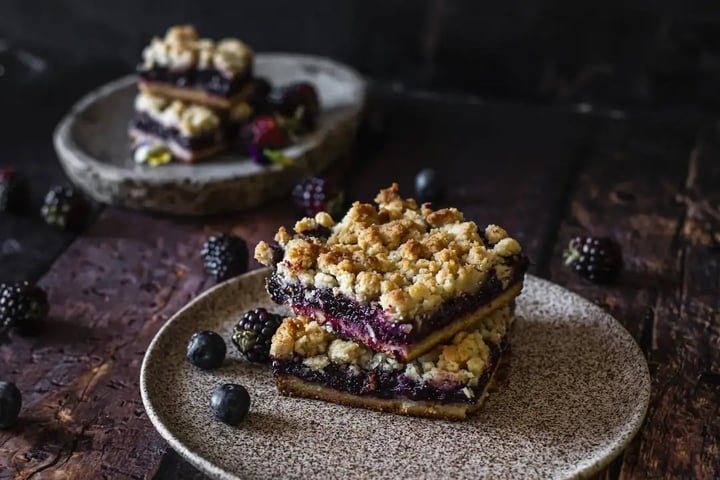 Recipe for vegan black currant and strawberry crumble | abillion