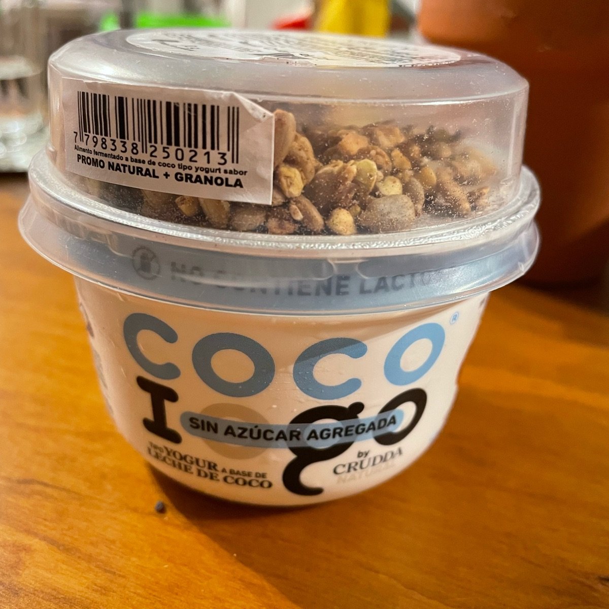 Yogur a base de coco, sabor natural, sin azúcar agregada, con granola ...