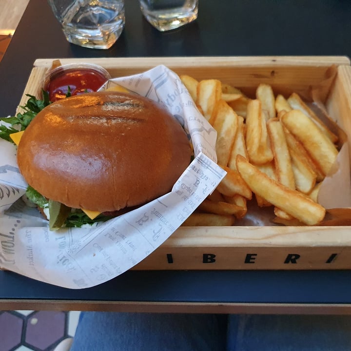 Deliberi K7 Helsinki, Finland Vegan Beyond Meat Burger Review | abillion