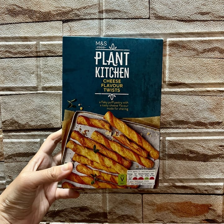 Marks & Spencer Food (M&S) Plant Kitchen Cheese Flavour Twists Review | abillion