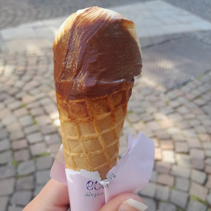 Eccetera cafe Bozen, Italy Gelato maracuja e cioccolato fondente Review ...