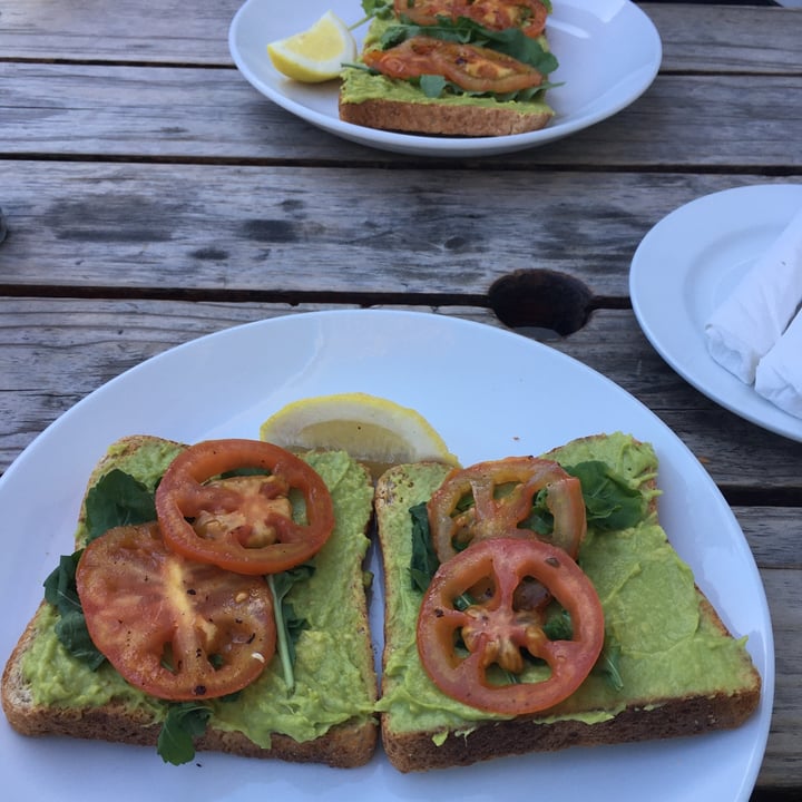 Dario's Cafe Cape Town, South Africa Smashed Avo Toast Review | abillion