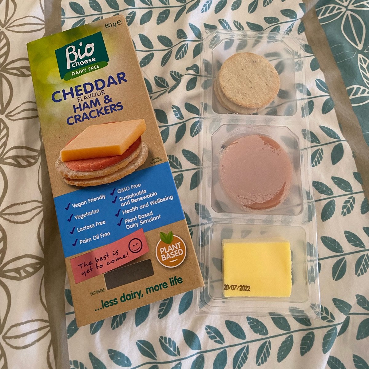 Cheddar Flavour, Ham and Crackers from Bio Cheese - Vegan Product ...