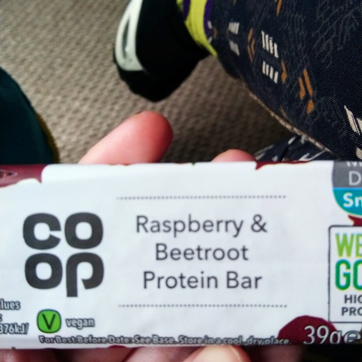 Co operative raspberry & beetroot protein bar Review | abillion