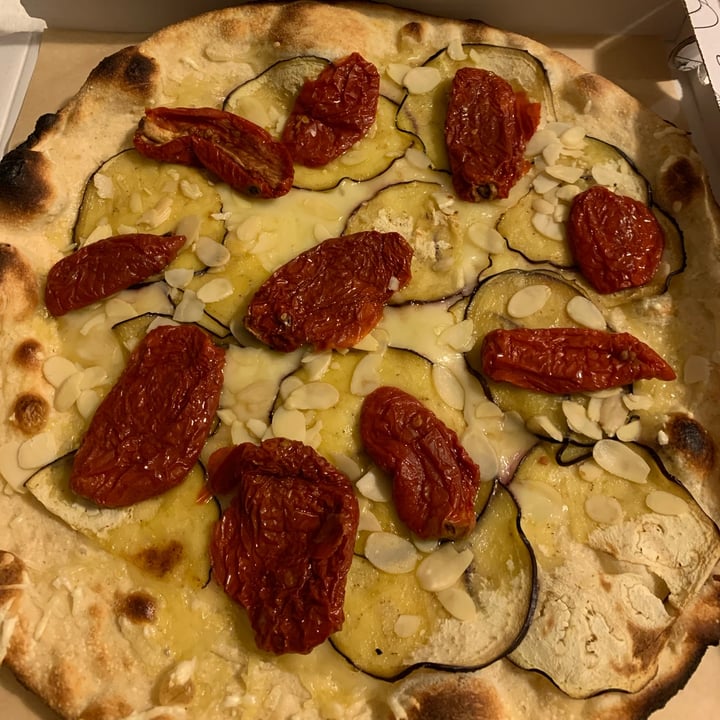 Il Piccio Bari, Italy Pizza bianca vegana con melanzane, pomodori ...