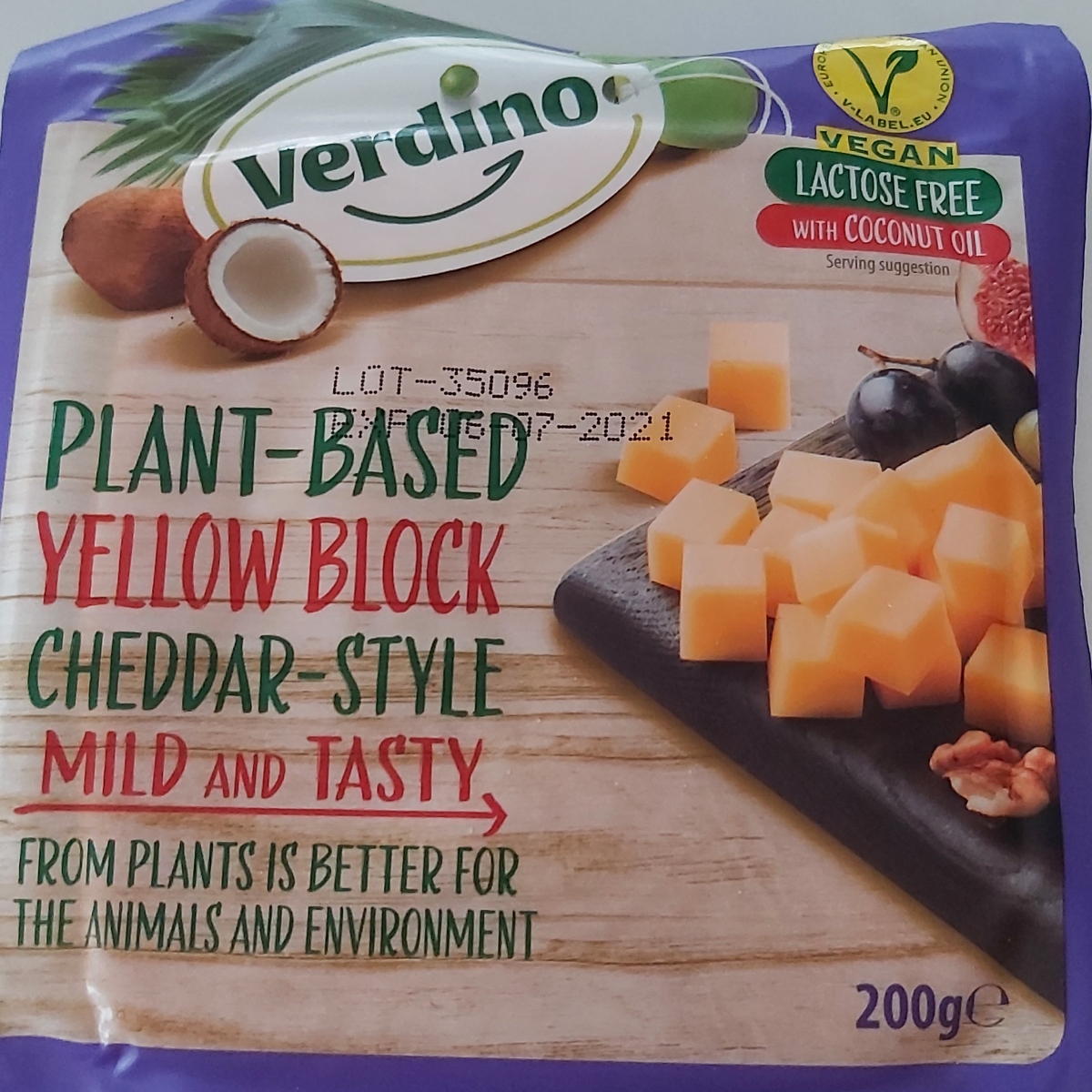 Cheddar cheese block from Verdino - Vegan Product Reviews & Ratings ...