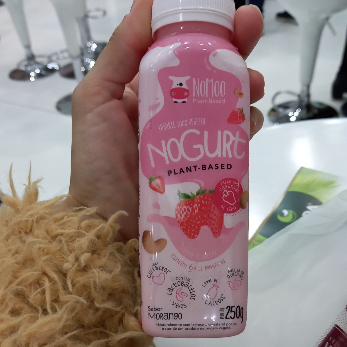 nogurt morango from NOMOO Plant-Based Brasil - Vegan Product Reviews ...