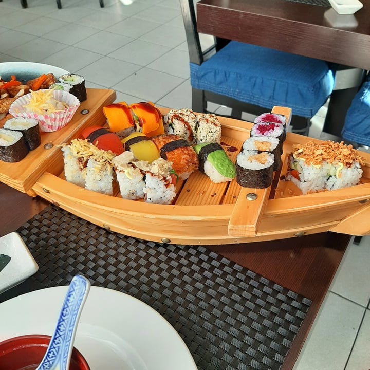 Asia Fusion Sushi Paderno Dugnano, Italy Barca Di Sushi Vegana Review ...