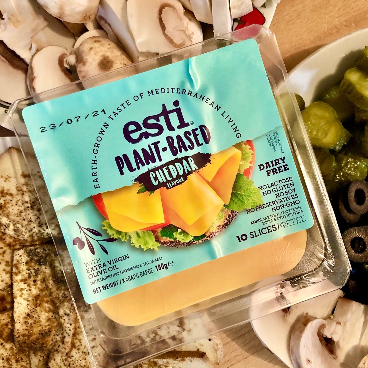 Plant-Based Cheddar Slices from Esti - Vegan Product Reviews & Ratings ...