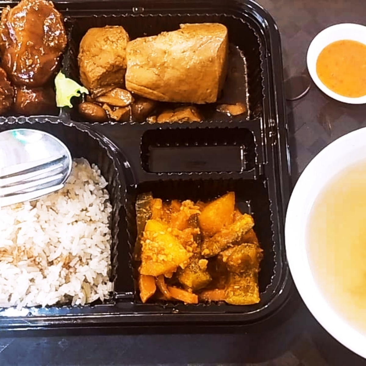 Gong Bao Monkey Head Mushroom Rice at Daily Green 吉祥素, Singapore ...