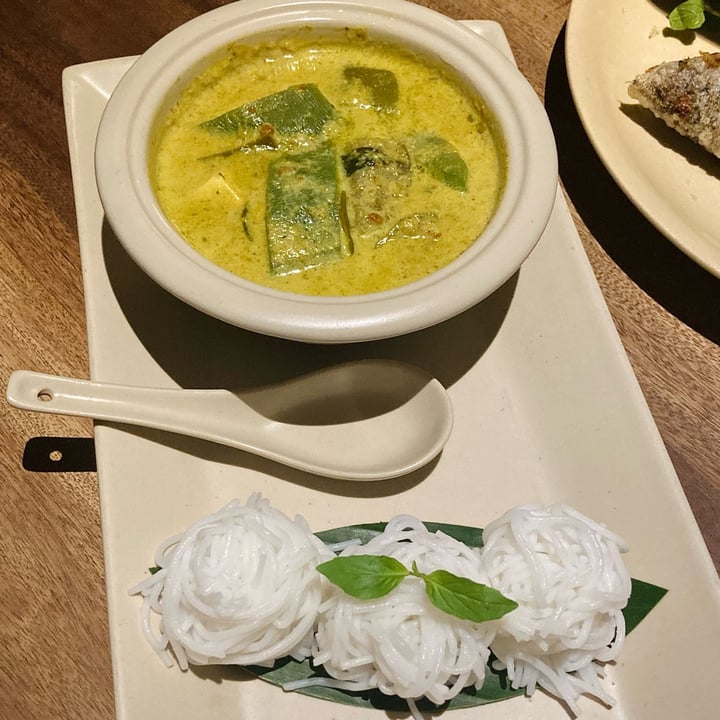 Hum Vegetarian, Garden & Restaurant Vietnam Green Curry Review | abillion