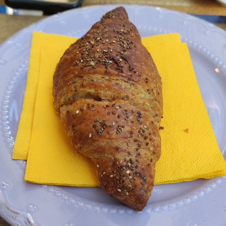 Dulcamara Vegan Bakery & Bistrot Verona, Italy Cornetto Con Semi Di ...