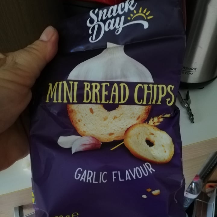 Snack Day MINI BREAD CHIPS garlic flavour Review | abillion