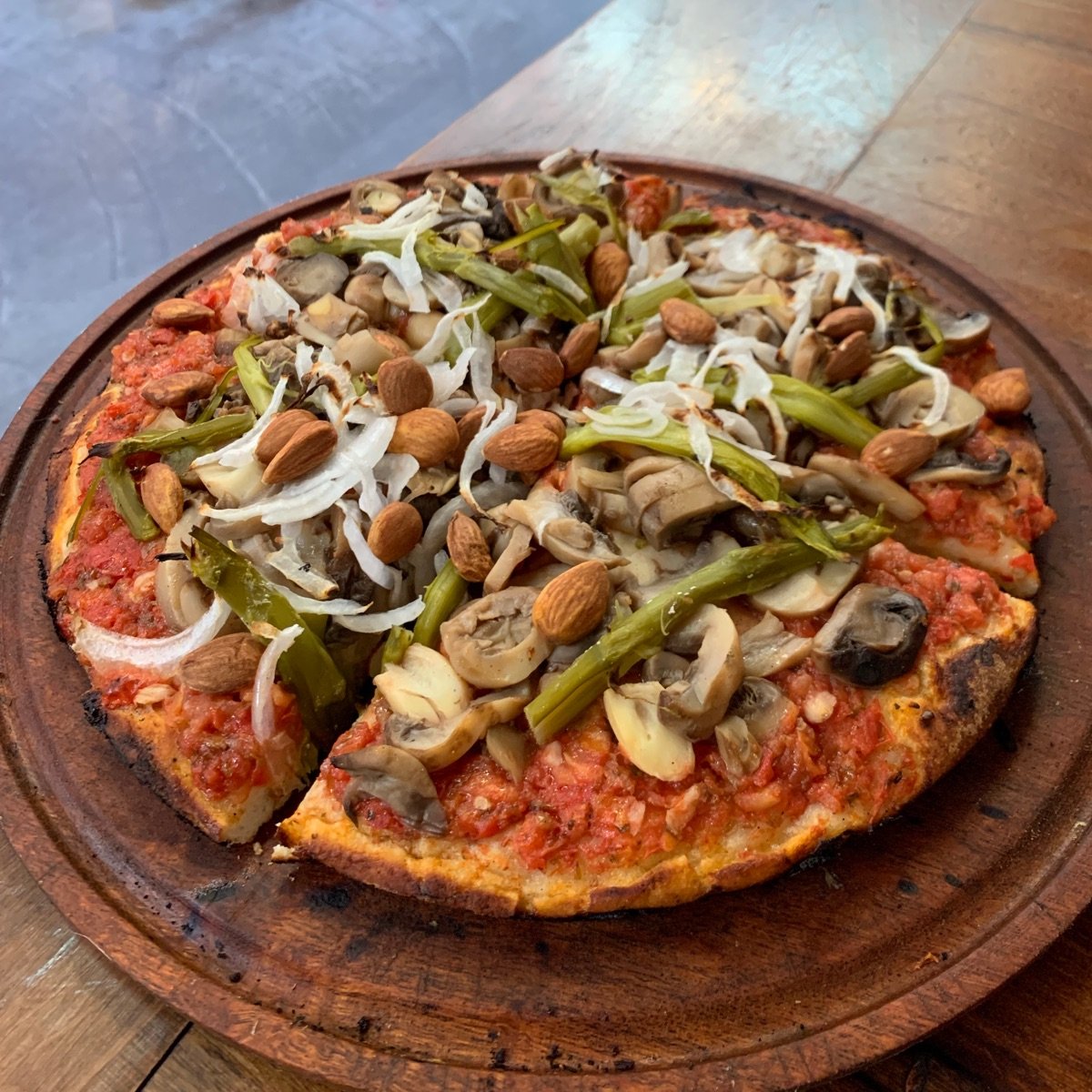 Pizza Champiñones (Potobelo, nueces y espárragos) at Pizzería Güerrin ...