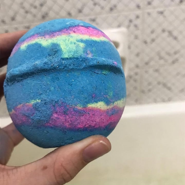 LUSH Fresh Handmade Cosmetics Intergalactic Bath Bomb Review | abillion