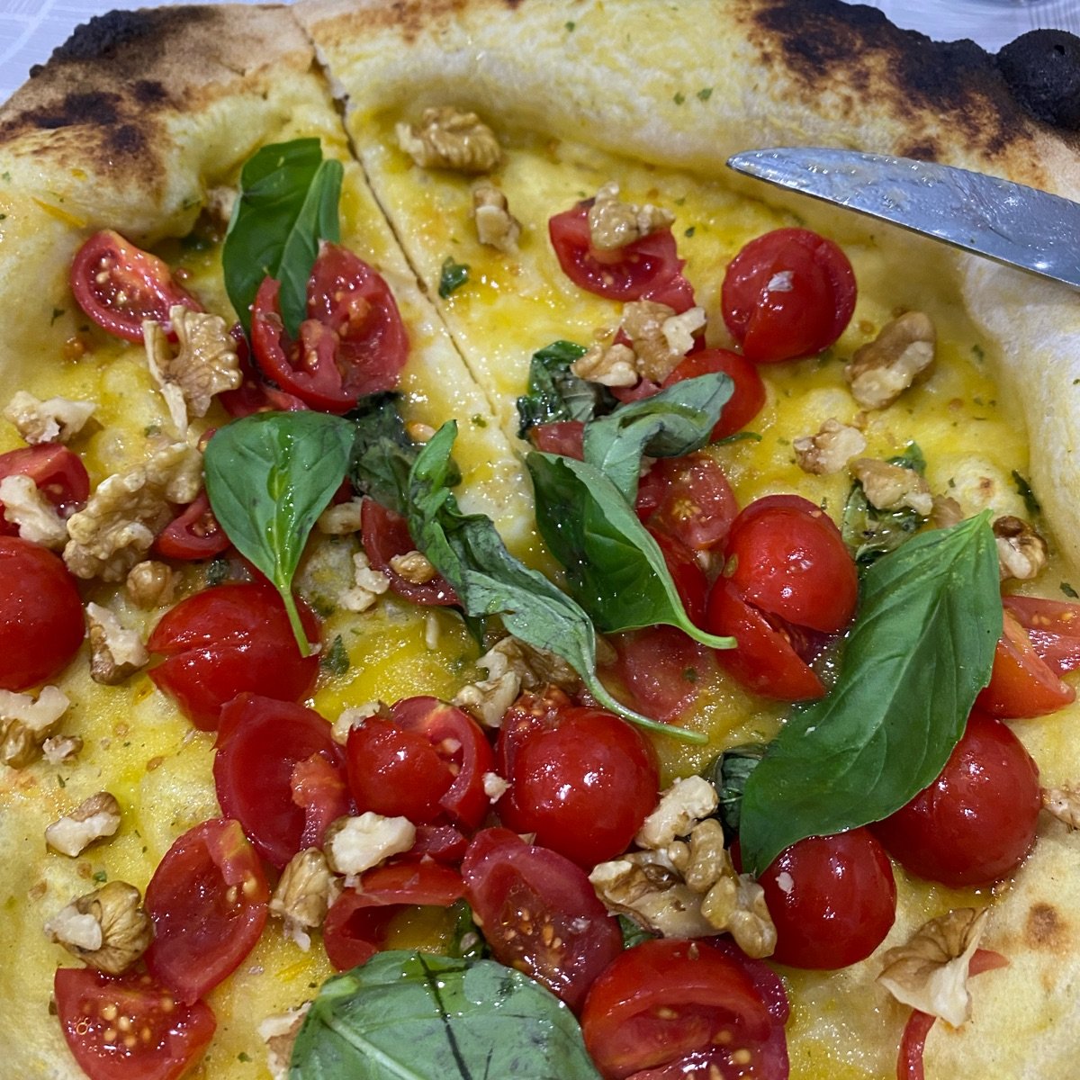 Pizza con salsa di datterino giallo, ciliegino, noci e basilico at ...