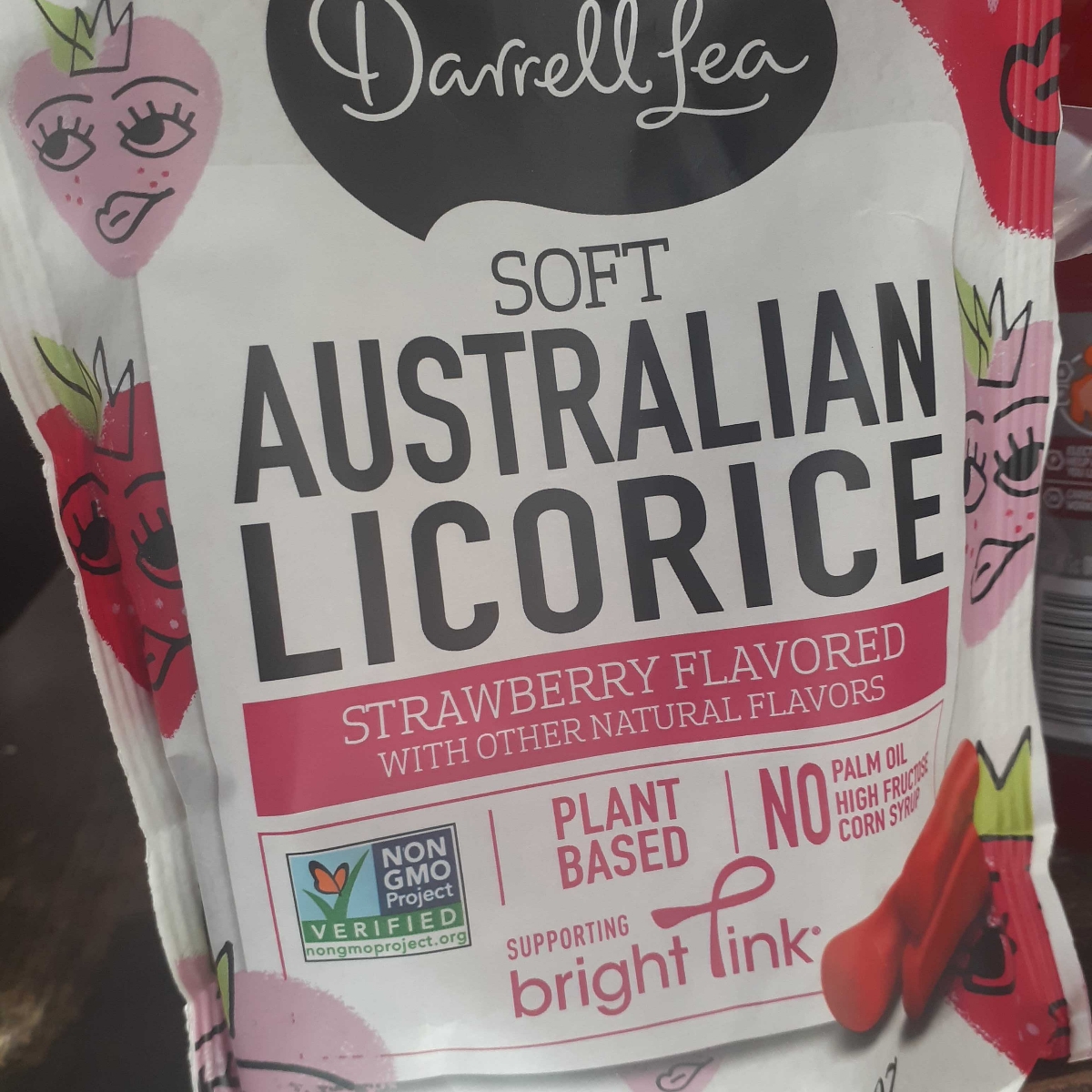 Darrell Lea Strawberry flavored soft Australian licorice Reviews | abillion