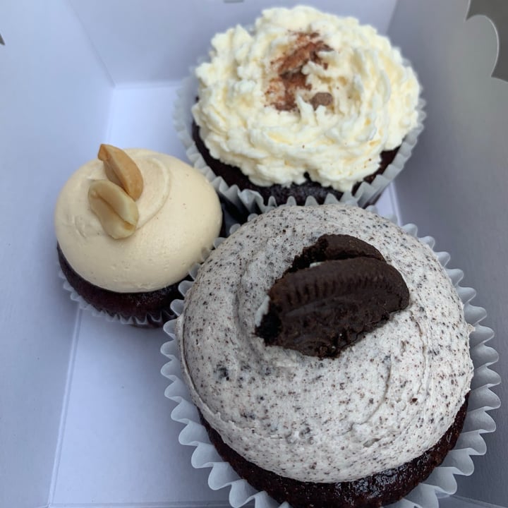 Michelle's Cupcakes Zürich, Switzerland Peanut Butter Cupcake Review ...