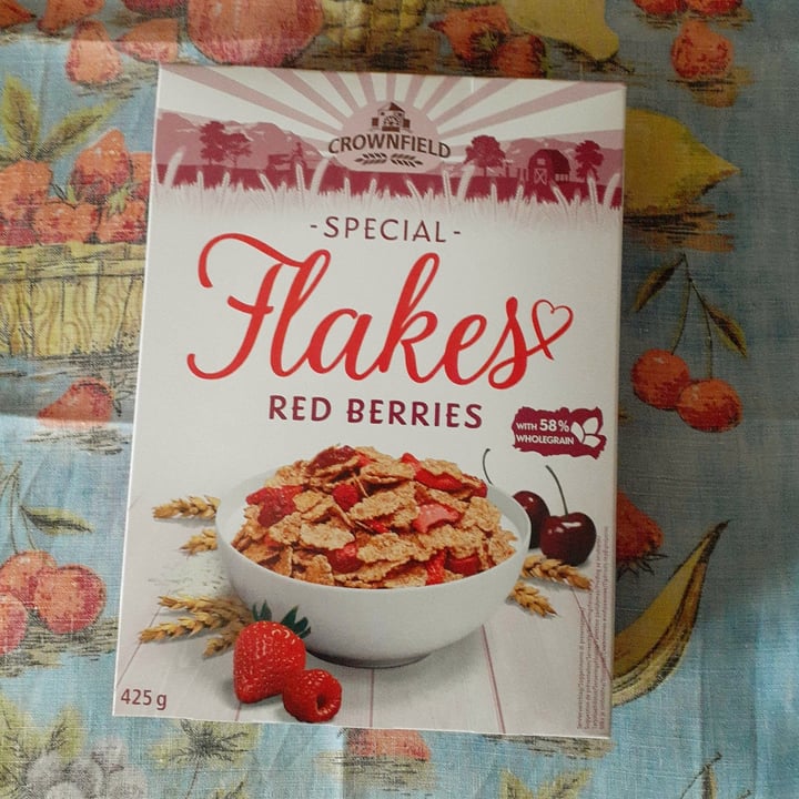 Crownfield Special Flakes Red Berries Review | abillion