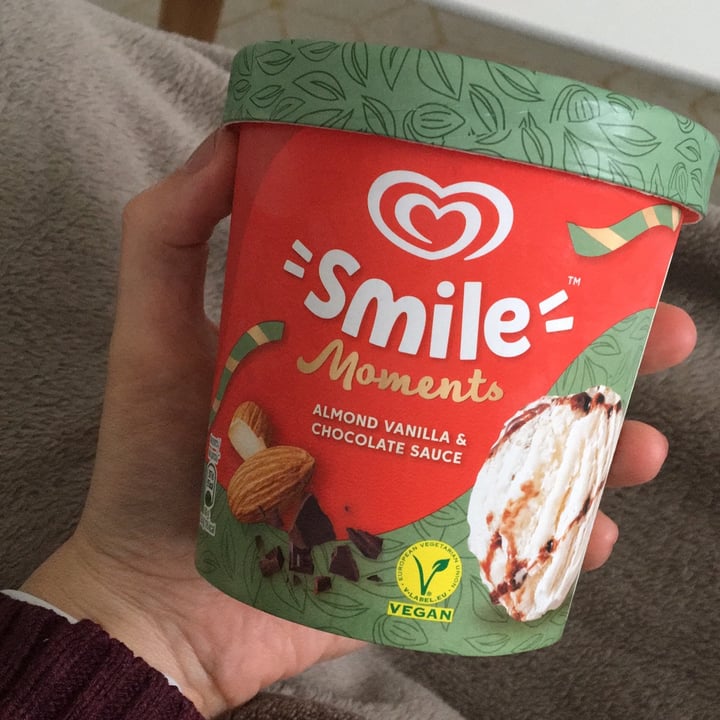 Algida Smile moments ice cream Almond vanilla & chocolate sauce Review ...