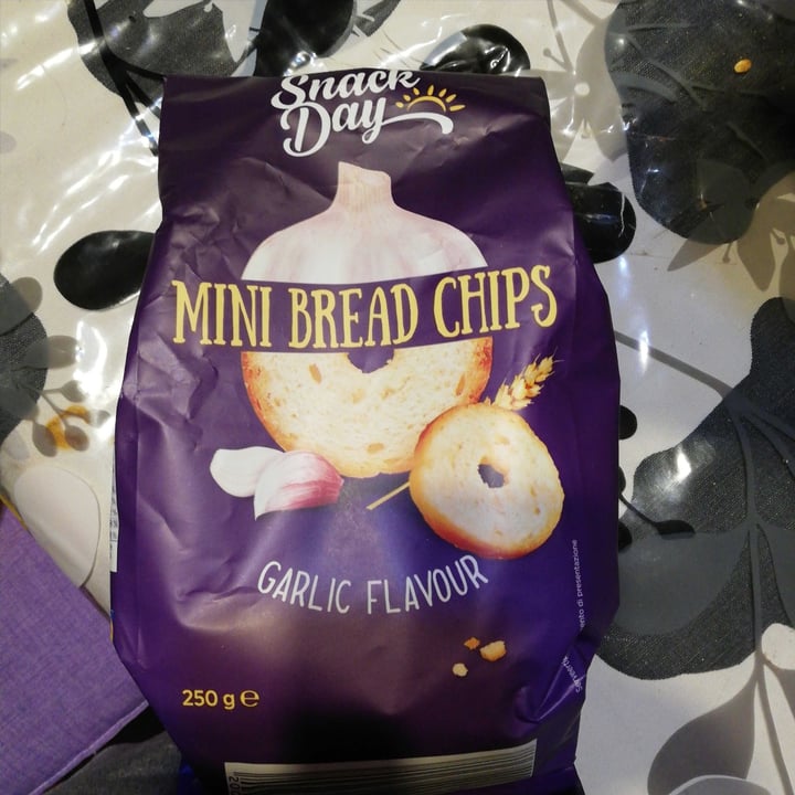Snack Day MINI BREAD CHIPS garlic flavour Review | abillion
