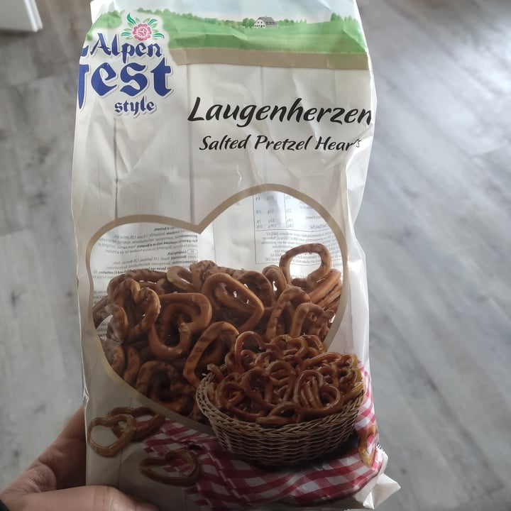 Alpen fest style Pretzel Hearts Review | abillion