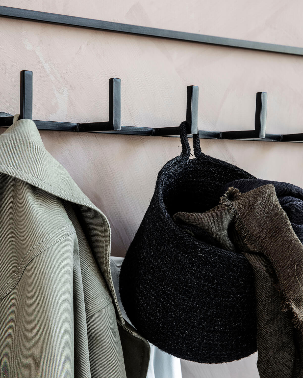 ZÁVĚSNÝ DRŽÁK NA SKLENICE HUGO – muzza.cz