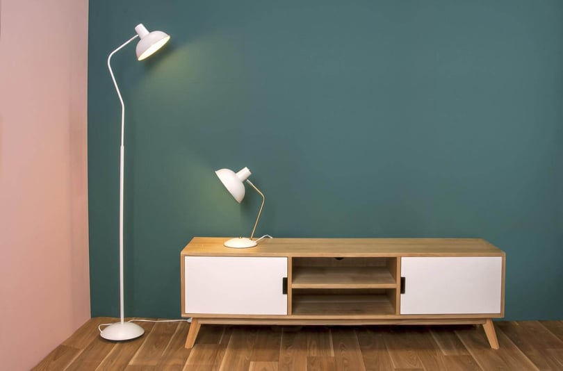 STOLNÍ LAMPA HOOD BÍLÁ – muzza.cz