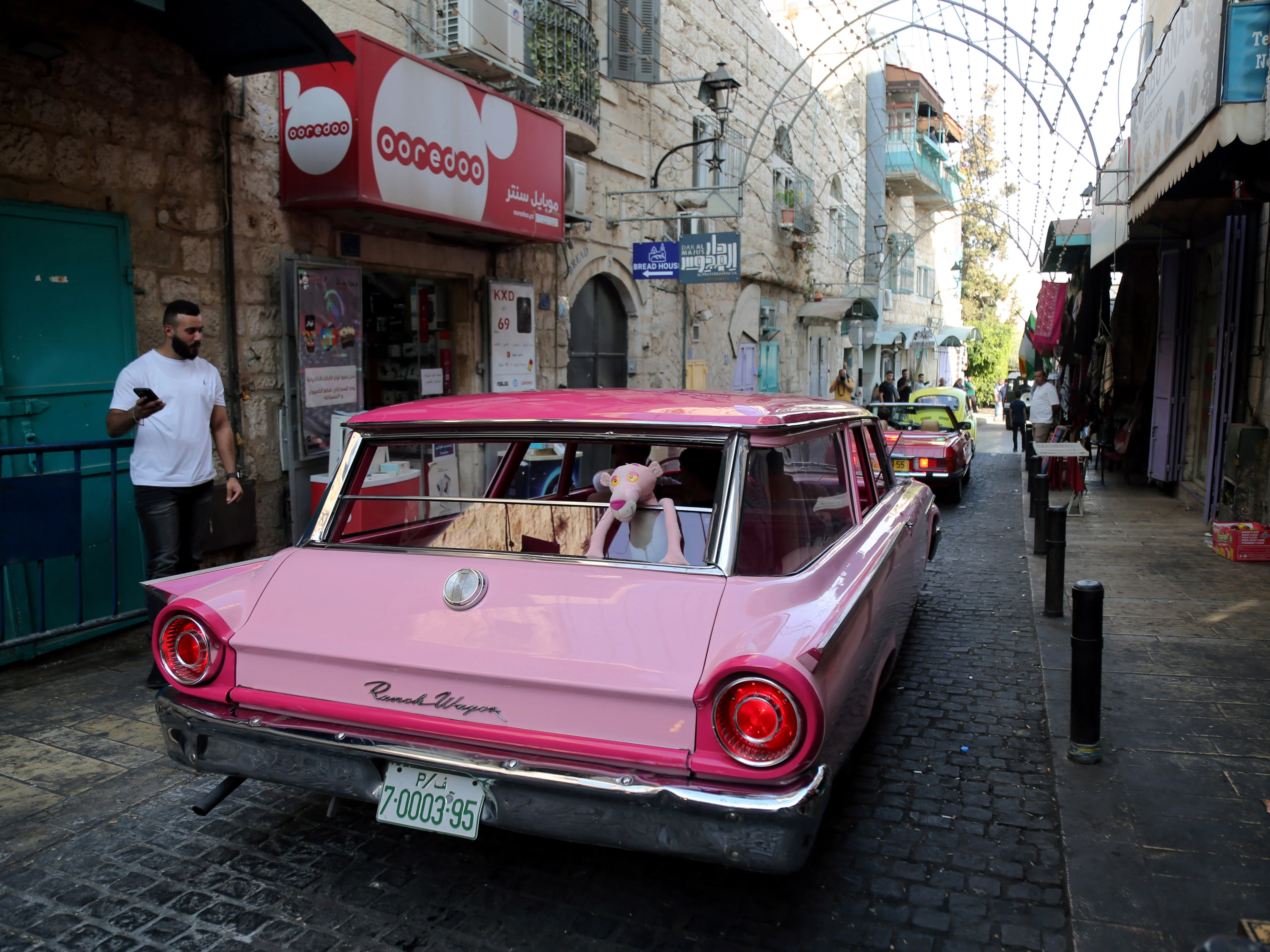İşgal altındaki Batı Şeria'da sokaklar klasik otomobillerle şenlendi