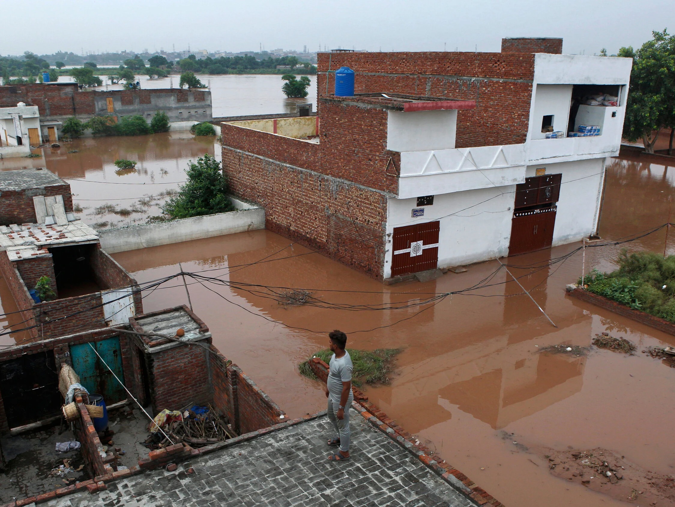 Pakistan'da etkili yağışların yol açtığı sel felaketinde onlarca kişi ...