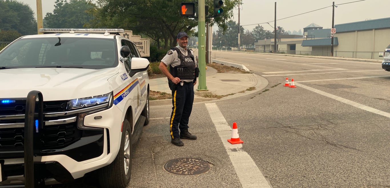 VIDEO: Man arrested after blowing past police roadblocks at evacuation ...
