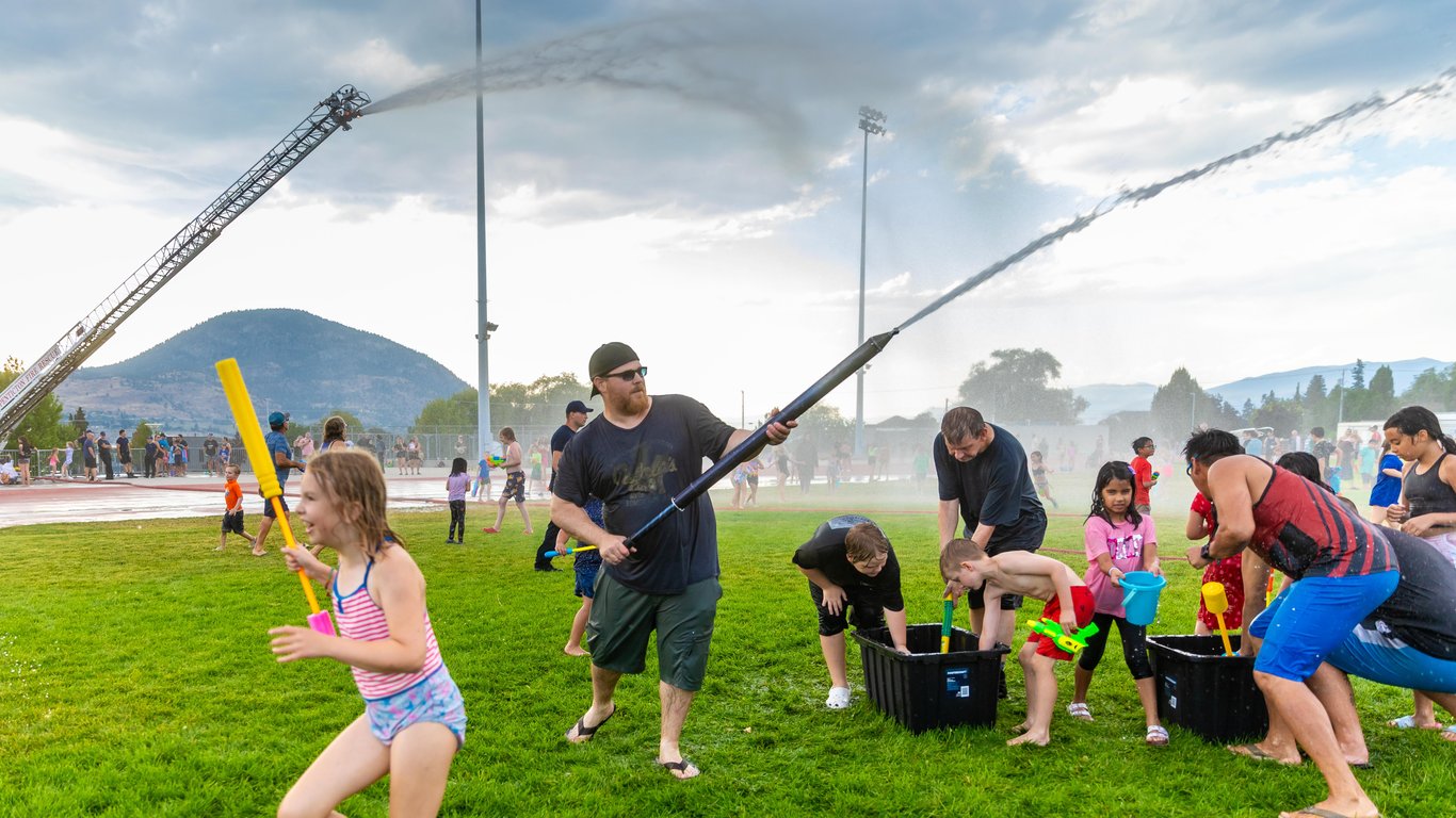 Citizens vs. firefighters water fight, Part III