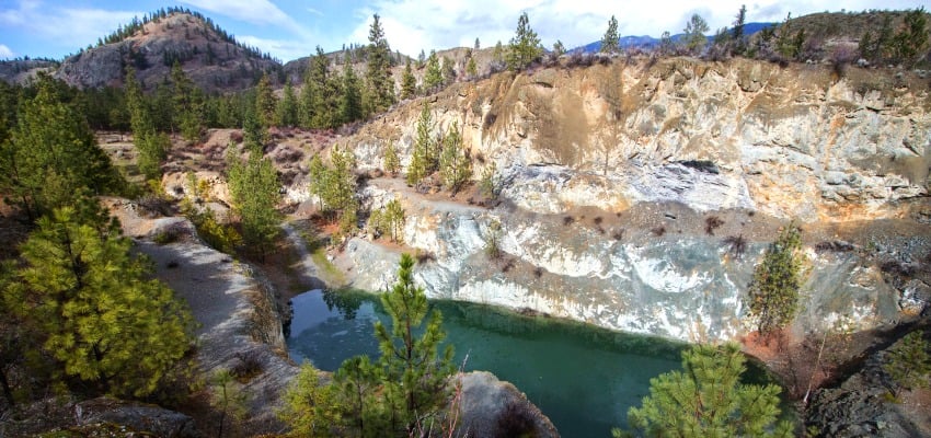 Peach Cliff is the perfect hike for spring!
