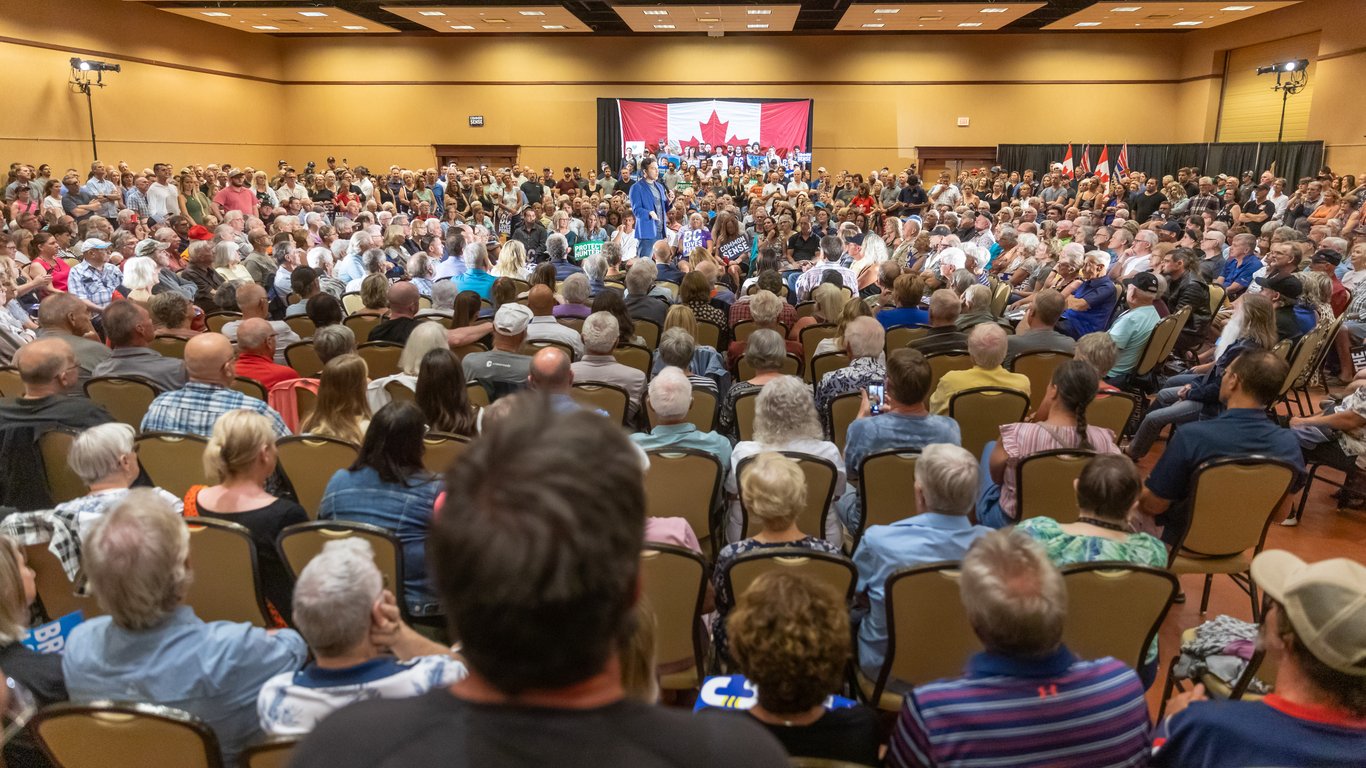 Huge crowd greets Pierre Poilievre at last-minute Penticton rally