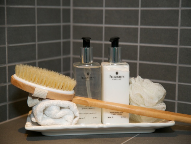 How to Stage a Master Bathroom Like a Pro