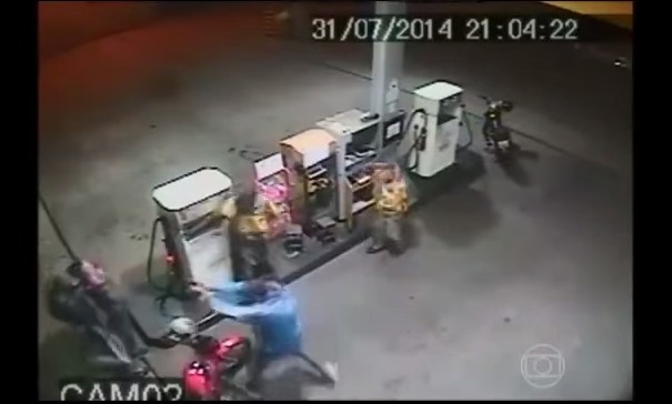 Man Pretends To Surrender To Hostage Taker, Then Draws His Concealed ...