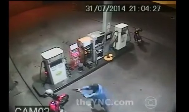 Man Pretends To Surrender To Hostage Taker, Then Draws His Concealed ...