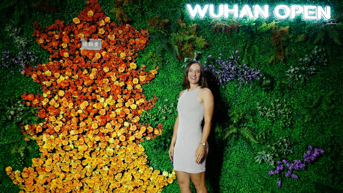 Marie Bouzkova vs Iga Swiatek Live Stream & Predictions - Value on Over ...