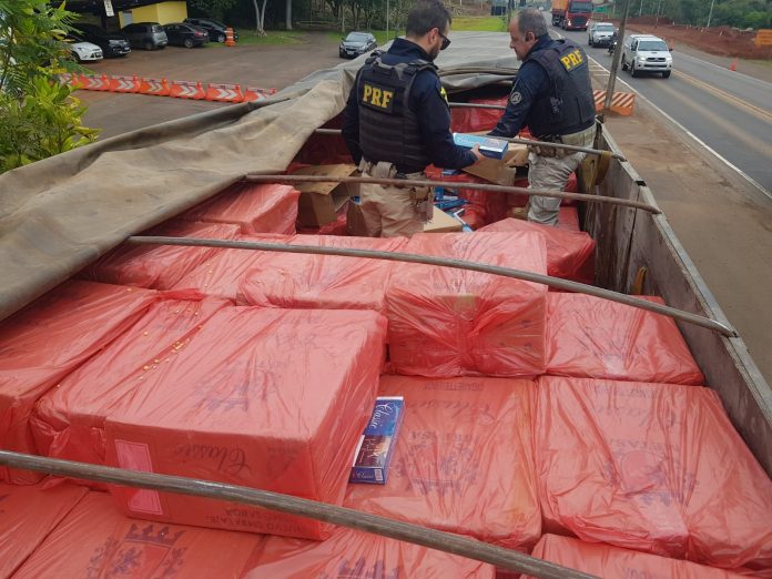 PRF apreende carreta carregada com cigarros e prende contrabandista em ...