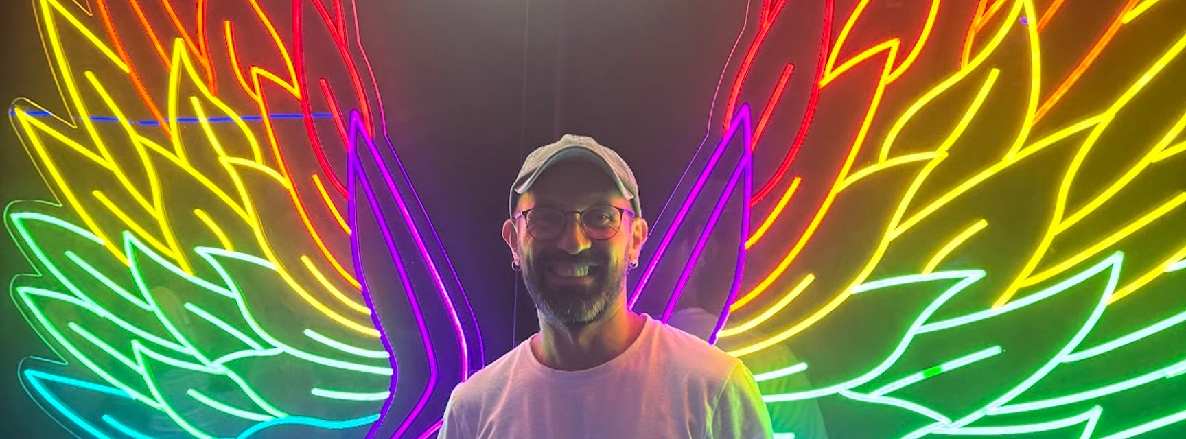 KEN BAR BARCELONA - Bar gay para hombres con DJ y luces de neón en ...