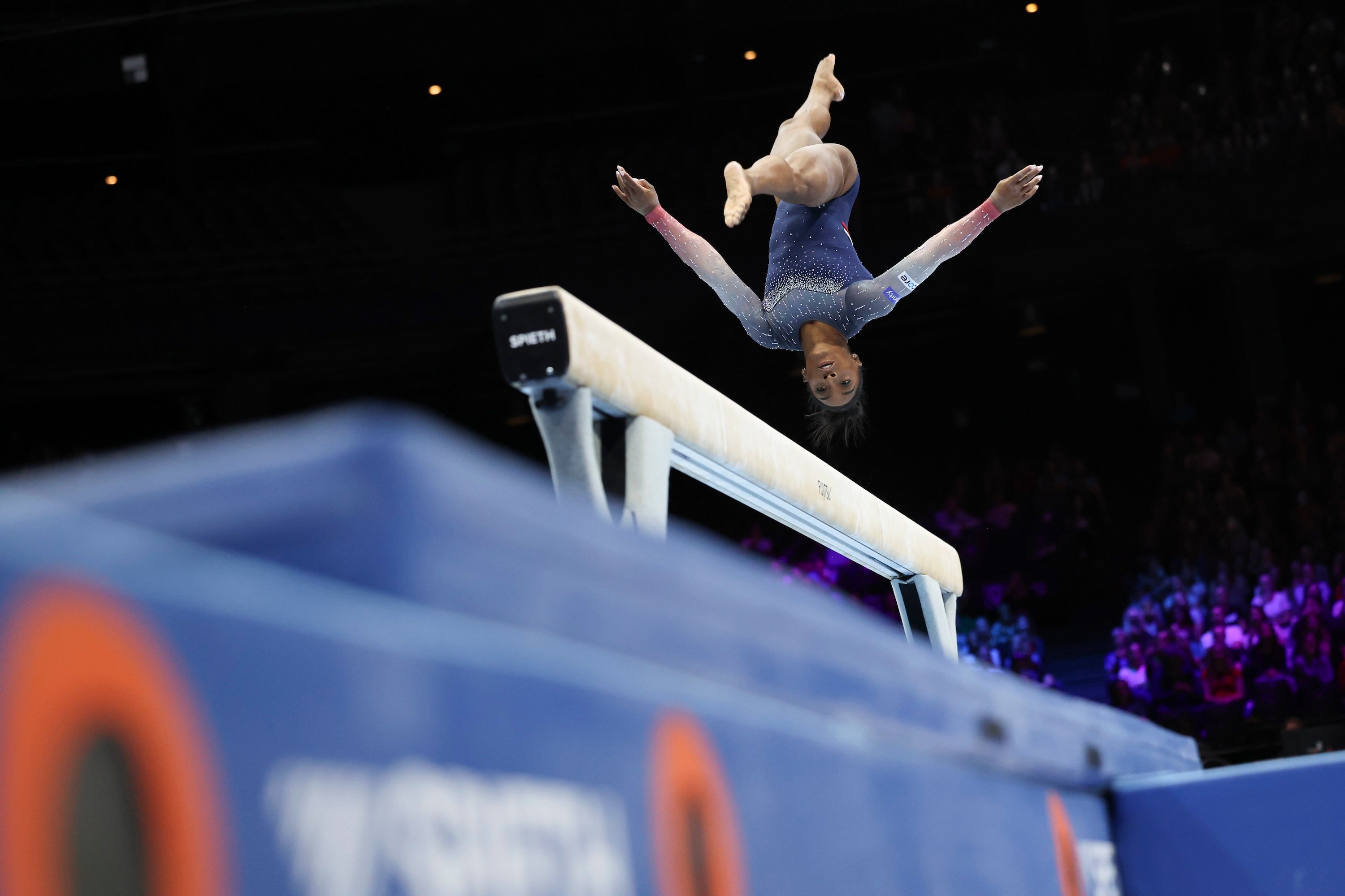 Simone Biles leads US women to record 7th-straight team title at ...