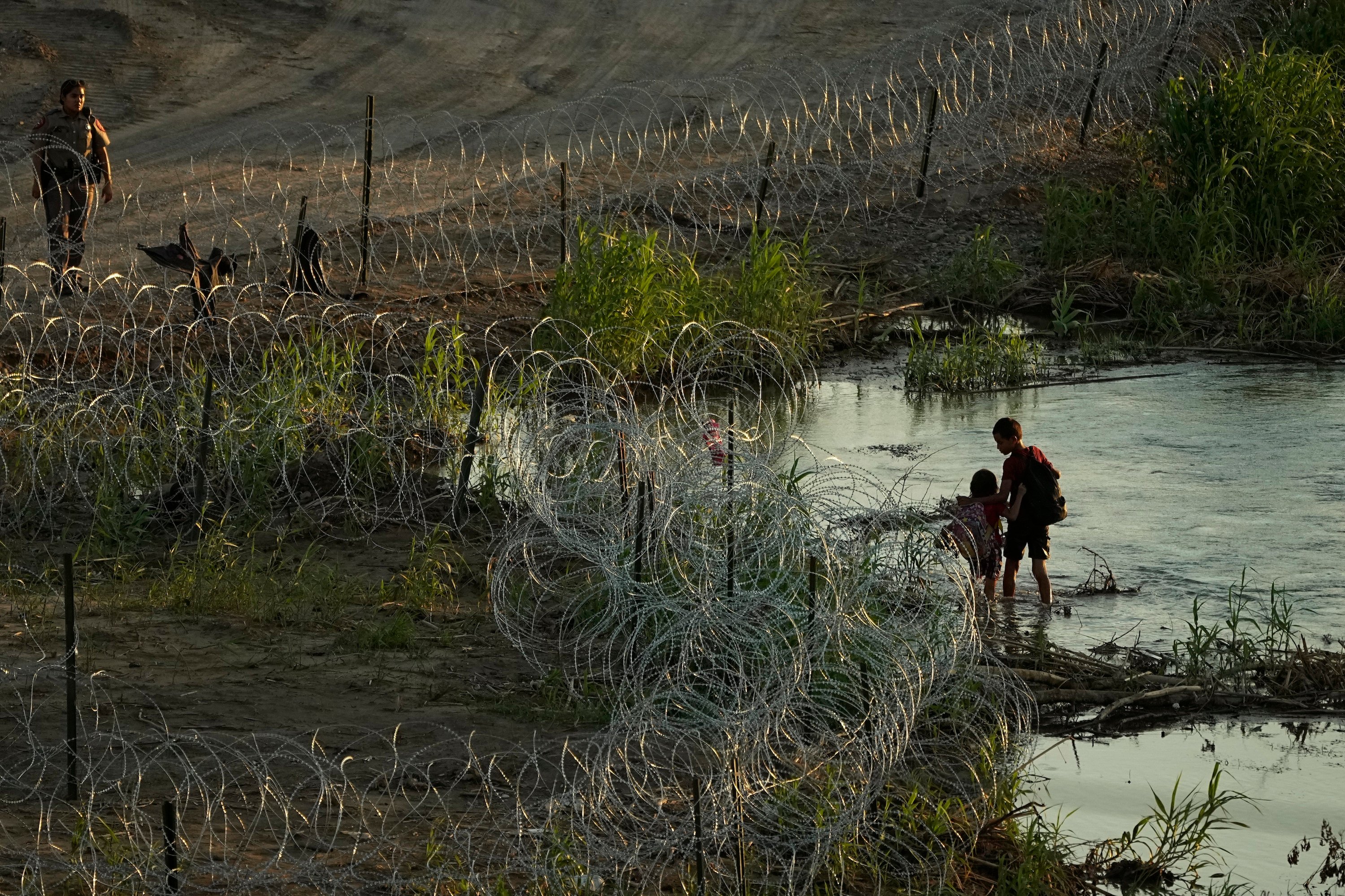 Texas tells Supreme Court to stay out of border razor wire fight ...