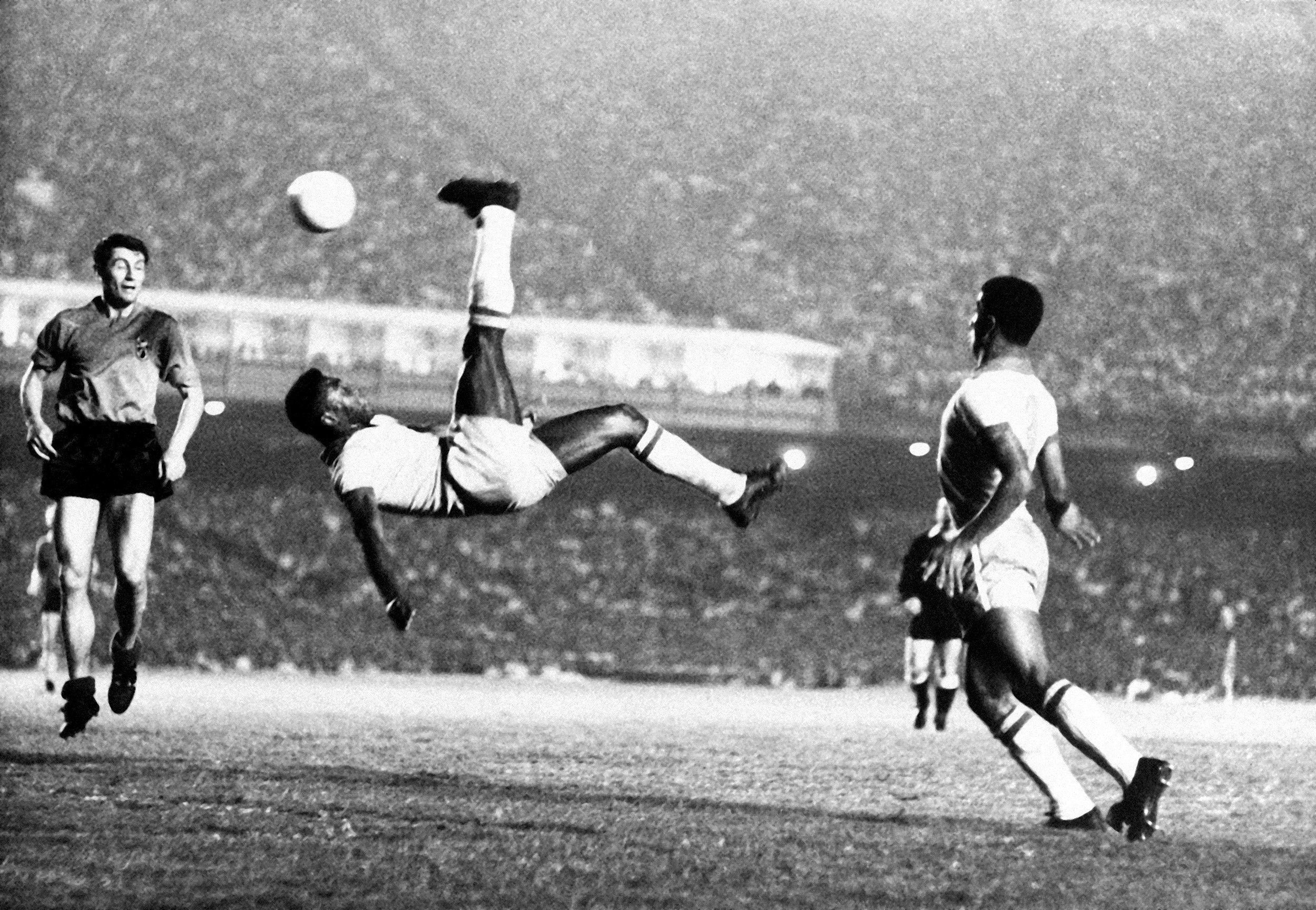 Brazilian Soccer Great Pelé Turns 80, Isolated at Home | Courthouse ...