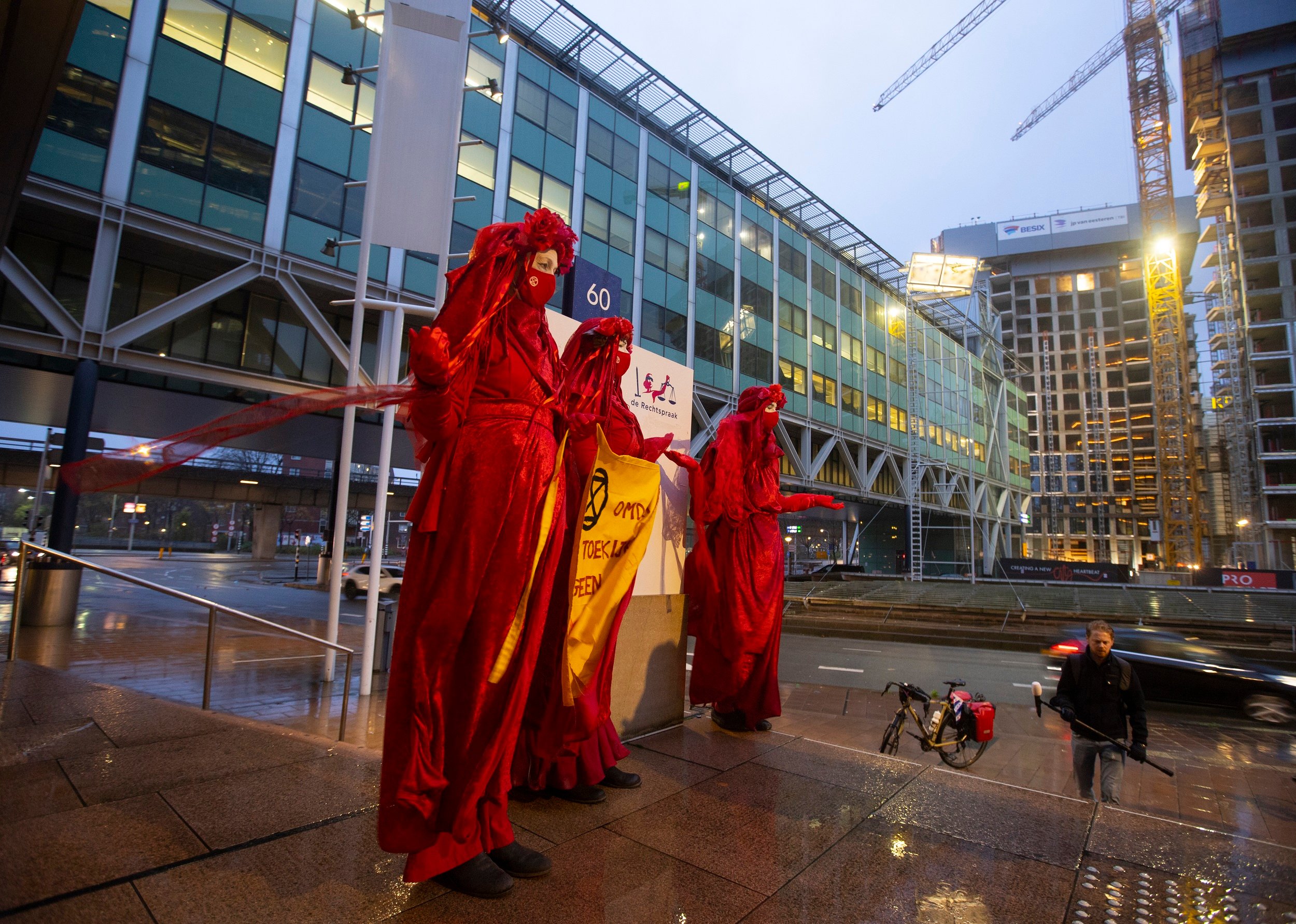 Shell Faces Off Against Environmentalists in Dutch Climate Case ...