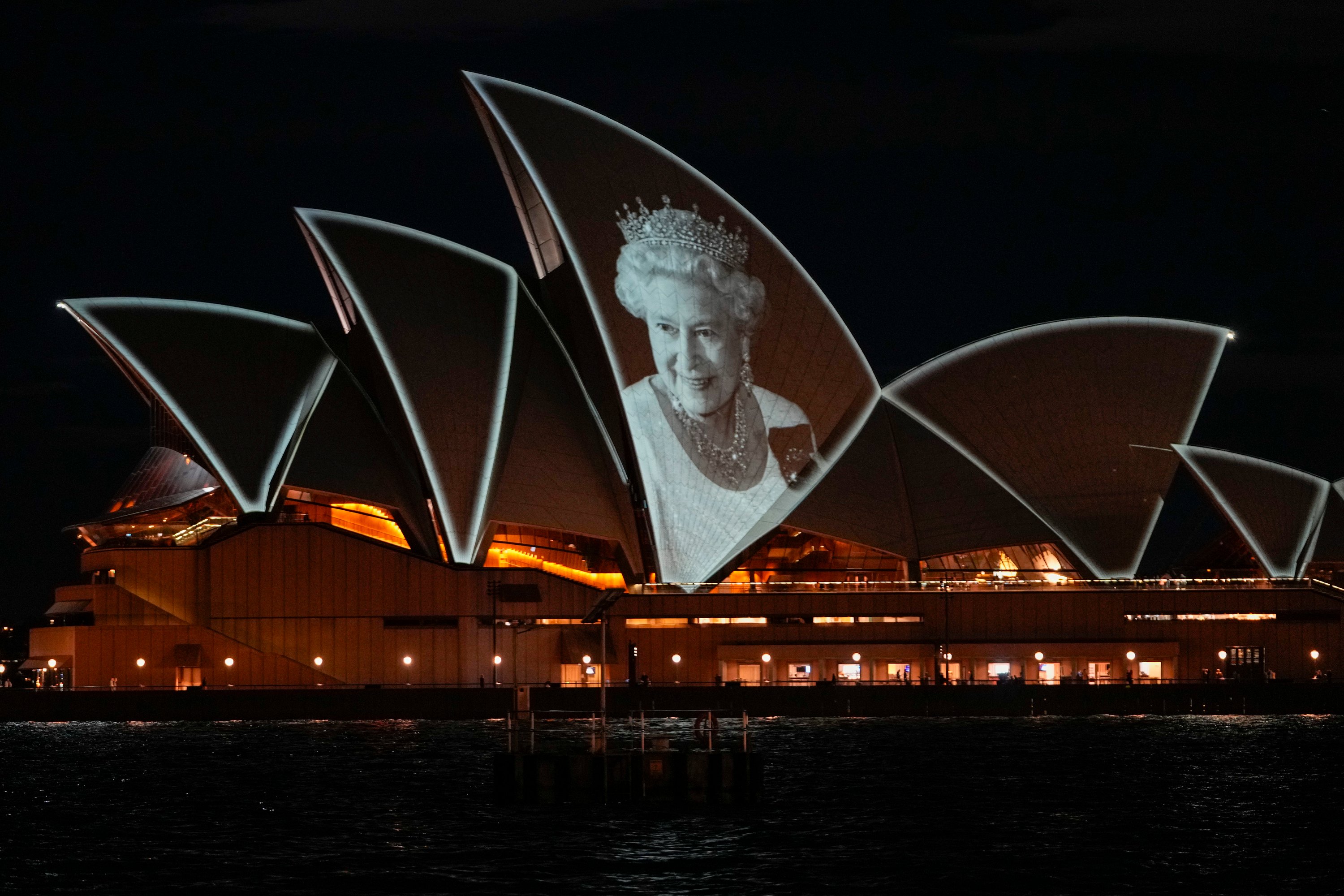 Tributes to Queen Elizabeth pour in from across the world | Courthouse ...