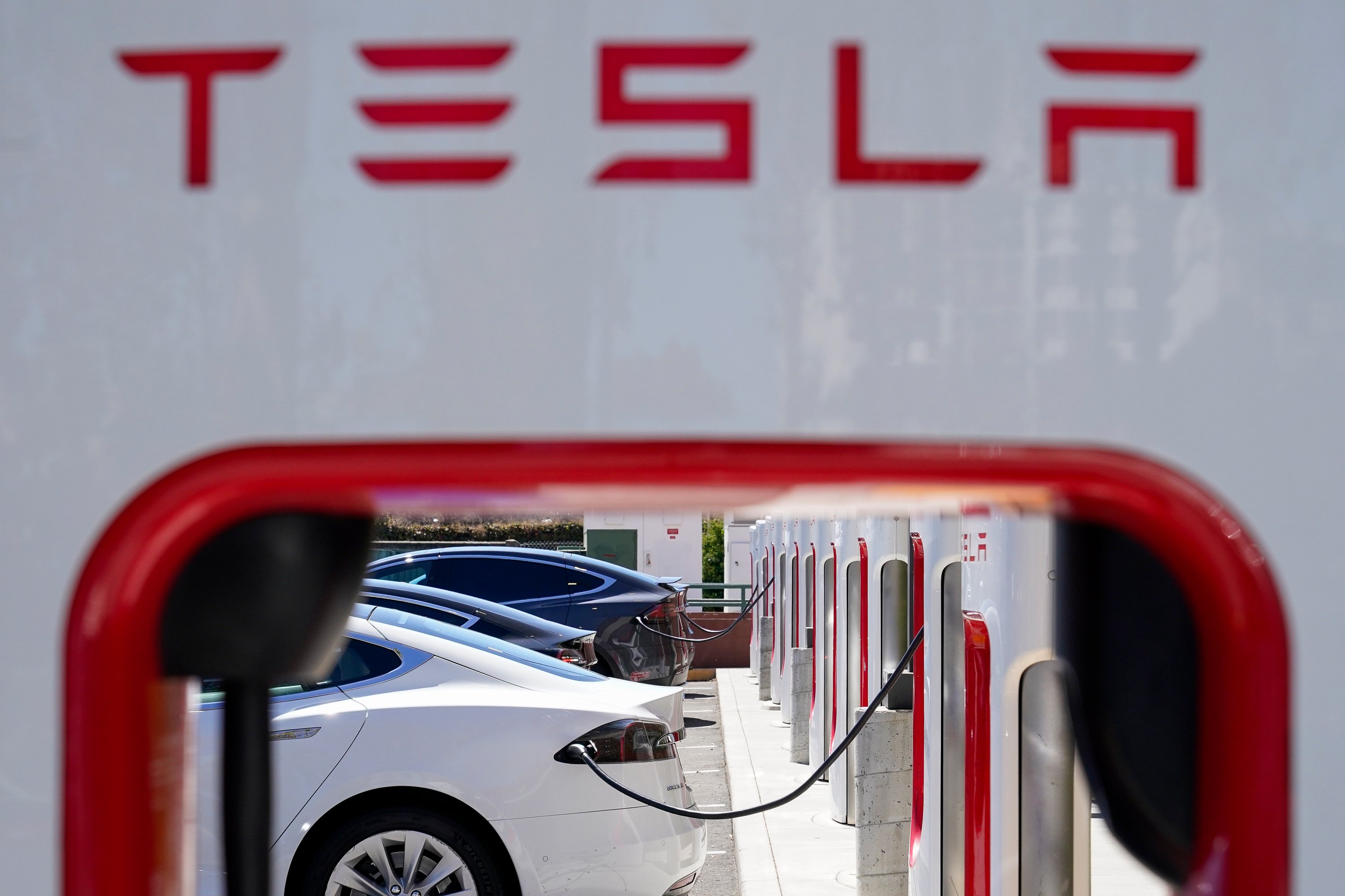 Tesla fights feds’ claims that its dress code is anti-union ...