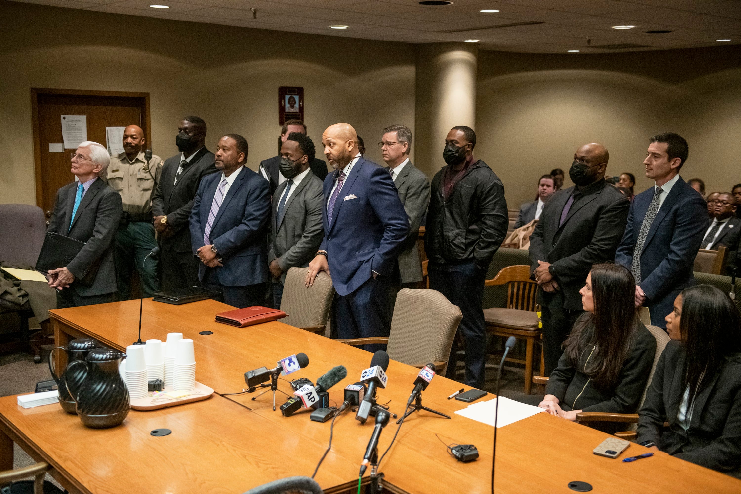 District attorney drops at least 30 cases that involved officers ...