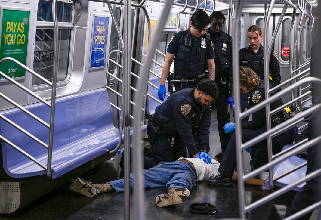 Ex-Marine surrenders to manslaughter charge for subway chokehold ...