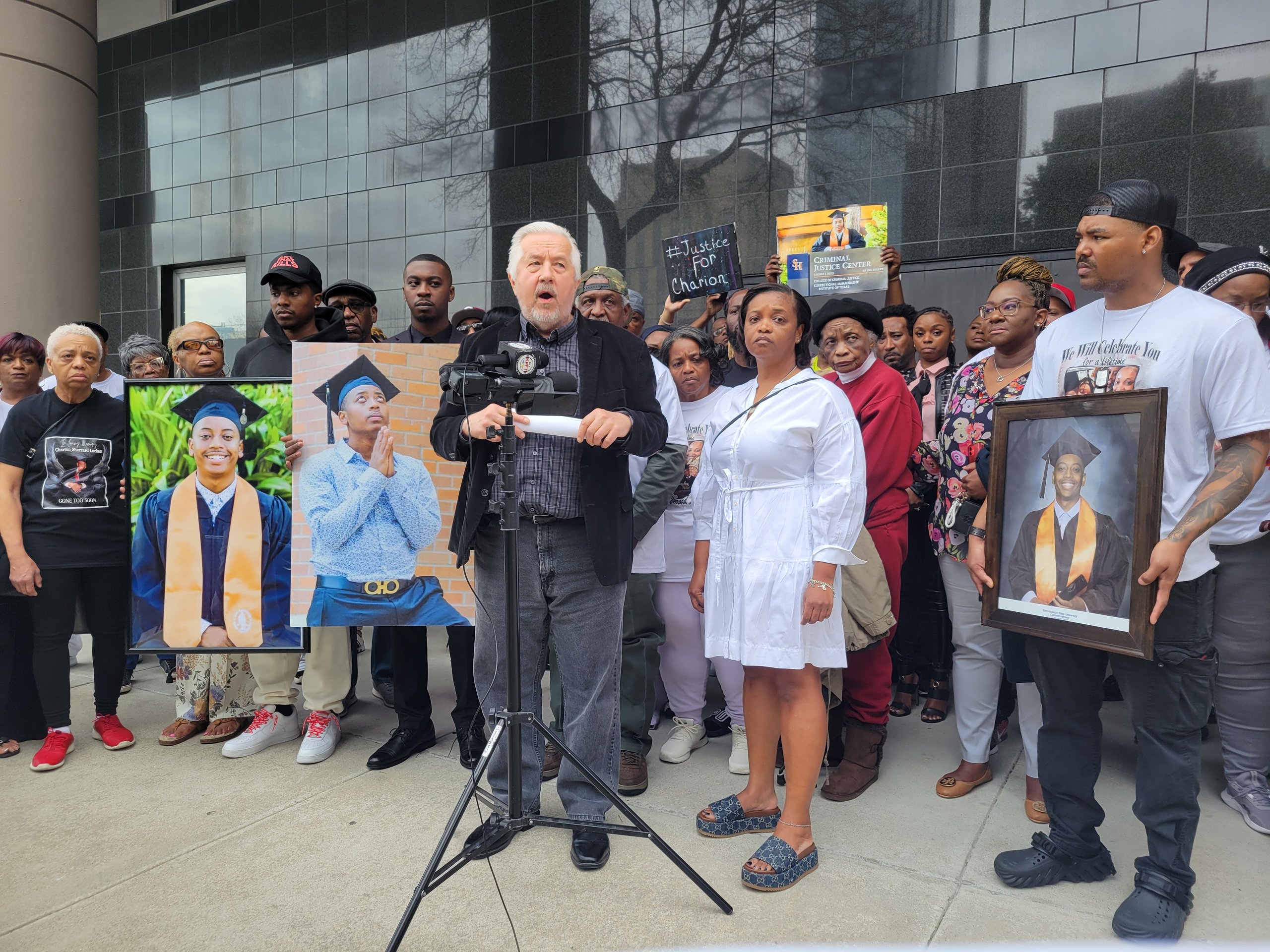 Buoyed by Fifth Circuit win, family of Houston man shot by police ...